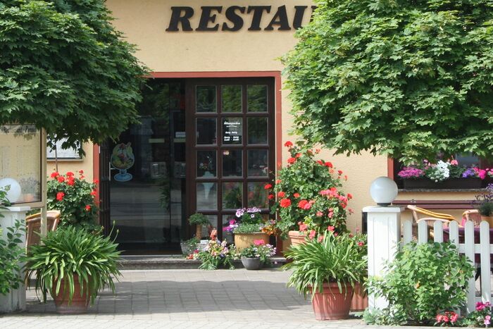Bürgers Eiscafe & Restaurant - Golzow | German cuisine near me | Book now